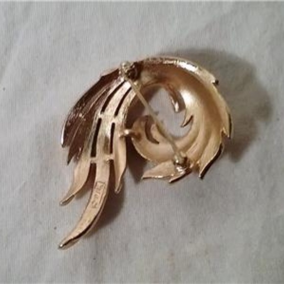 Trafari | Jewelry | Vtg Trafari Gold Tone Swirl Leaf Womens Brooch ...
